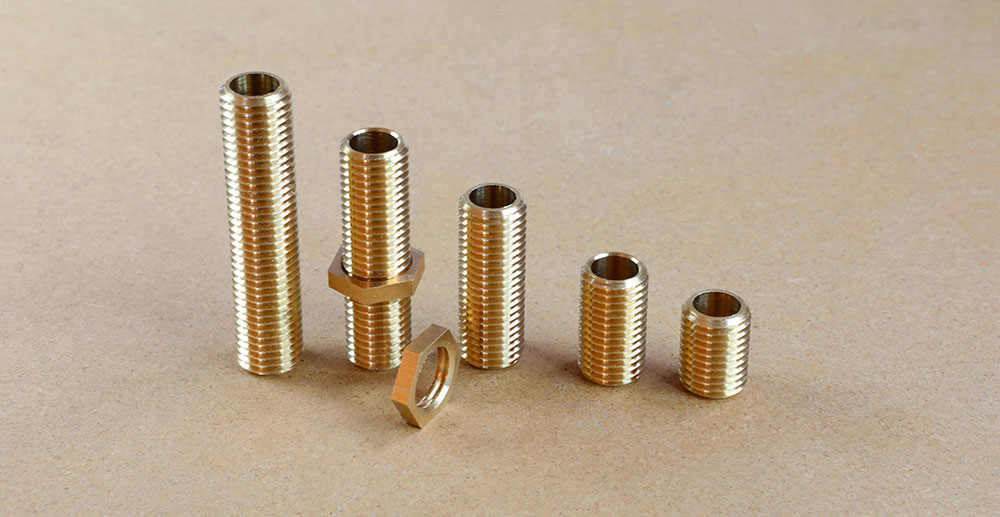 Tube fileté en laiton au pas des becs - longueur de 50mm